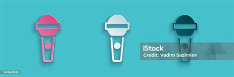 파란색 배경에 격리된 용지 절단 마이크 아이콘입니다 공기 라디오 마이크 마이크에 스피커 기호입니다 종이 아트 스타일 벡터 3차원 형태에 대한 스톡 벡터 아트 및 기타 이미지