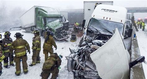 Снежна бура беснее низ САД Најмалку 16 жртви 800 000 без струја ВИДЕО Вечер