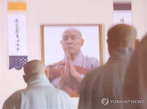 자승 스님 영정에 절 올리는 스님들 연합뉴스