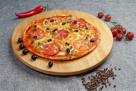 소시지 치즈 올리브 토마토 조각을 반지로 자른 피자 밝은 나무 접시에 피자 0명에 대한 스톡 사진 및 기타 이미지 0명 고기 러시아 Istock