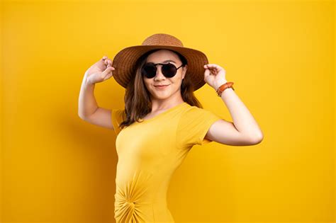 노란색 배경 위에 고립 된 선글라스와 모자를 착용 하는 초상화 여자 긍정적인 감정 표현에 대한 스톡 사진 및 기타 이미지 긍정적인 감정 표현 낮 노랑 Istock
