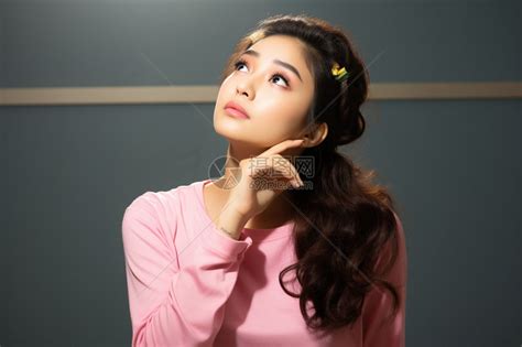 抬头看天高清图片下载 正版图片600625271 摄图网