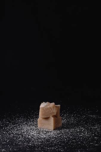 슈가 더스트를 사용한 펠 라 부시 파우더게로 시의 전통적인 스위트 디저트 응축 된 포도 주스 옥수수와 흰 밀가루 호두와 요리 죽 그루지야 음식입니다 타 타 라 라고도 0명에