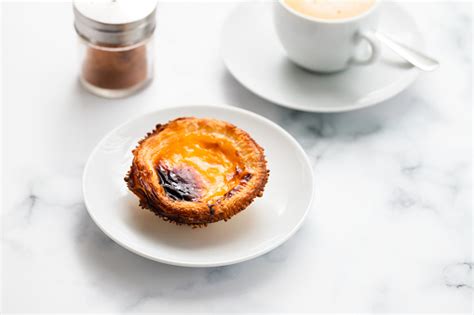 세라믹 배경에 커피 한 잔과 전형적인 포르투갈어 계란 타르트 파스텔 드 나타 Egg Tart에 대한 스톡 사진 및 기타 이미지 Egg Tart 리스본 마카오 Istock
