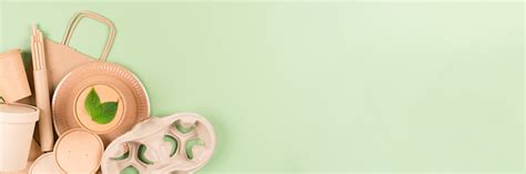 에코 종이 기구와 일회용 식기 세트 음식 용기 및 종이 컵이 복사 공간이있는 밝은 녹색 배경 위에 배너가 있습니다 지속 가능한