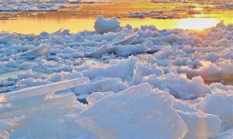 얼음녹는 꿈해몽 얼음물 마시는 얼음위를 걷고 있는 꿈해몽