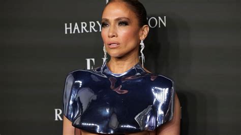 Дженнифер Лопес в розовом корсете выставила на показ свои пышные формы Читайте на Ukr Net