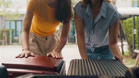 젊은 아시아 친구들의 클로즈업 그룹은 차 뒤에 여행 가방을 넣고 여름 휴가로 여행을 떠날 준비를 합니다 자동차 여행 목적지 2명에 대한 스톡 사진 및 기타 이미지 Istock