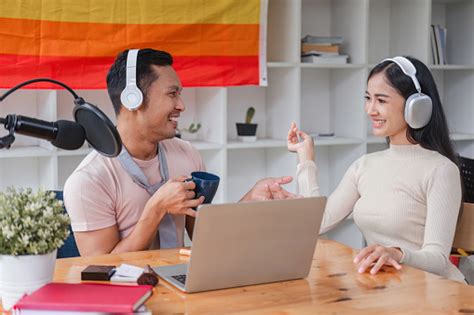 팟캐스터 아이디어 Podcaster는 홈 스튜디오에서 성평등과 Lgbt 옹호에 대해 게스트를 인터뷰하고 있습니다 2명에 대한