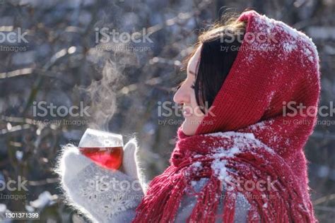 모피 코트와 머리 스카프를 입은 성인 여성이 겨울에 자연에서 차를 마신다 50 54세에 대한 스톡 사진 및 기타 이미지 50