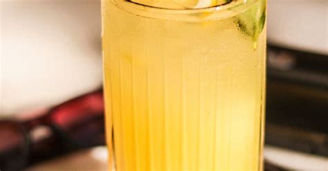 감귤류 감귤류 음료 나무 책상 냉장 음료 노란 음료 딸기 뜨거운 음료 라떼 라떼 마끼아또 라테 아트 레모네이드 한 잔 레몬 레몬 고명 레몬 슬라이스