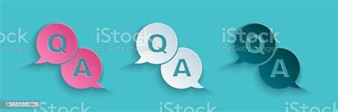 파란색 배경에서 격리된 질문 및 답변 아이콘이 있는 용지 컷 스피치 버블 Q 및 기호 Faq 기호 채팅 음성 거품 및 차트 종이 아트 스타일 벡터 0명에 대한 스톡 벡터