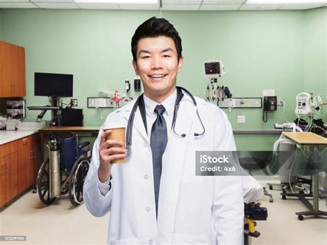 실험실 코트를 입고 커피 컵을 들고 침실에 병원에 서 중국 민족 남성 응급 서비스 직업 건강관리와 의술에 대한 스톡 사진 및 기타 이미지 건강관리와 의술 검정 머리