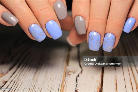 우아한 매니큐어와 아름 다운 여성의 손의 근접 촬영 사진 디자인에 대한 스톡 사진 및 기타 이미지 디자인 매니큐어 미용술 보라색 Istock