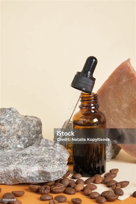 베이지 색 배경에 피펫과 코카오 수제 비누가있는 화장품 용 갈색 병 0명에 대한 스톡 사진 및 기타 이미지 0명 Diy 단일 이미지 Istock