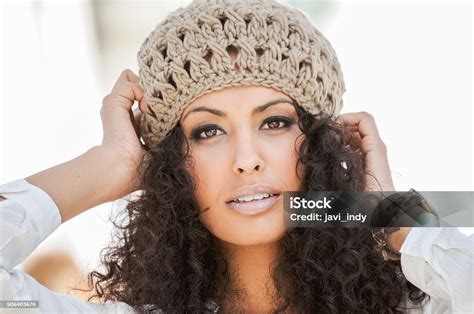 젊은 흑인 여성 아프로 머리 헤어스타일 우르바노 배경기술 가을에 대한 스톡 사진 및 기타 이미지 가을 니트 모자 아름다움