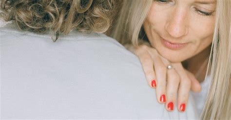 10대 가정의 가족 감정적 인 순간 감정적인 개념 개인적인 순간 검사 중 결과 결혼한 곱슬머리 공유하는