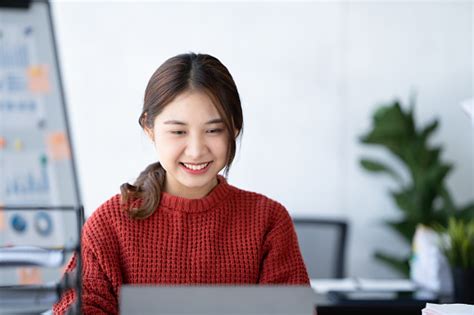 프레젠테이션에서 사무실에 있는 사람들의 비즈니스 회의 그룹 프리젠 테이션 차트 여성들은 사무실에서 일합니다 가정 생활에 대한 스톡 사진 및 기타 이미지 Istock