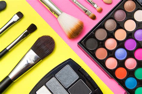 아이 섀도 팔레트 분홍색과 노란색 기하학적 배경 매력적인 프로 메이크업 용 장식 화장품 아이섀도우 트렌드 색상입니다 계산대에 대한 스톡 사진 및 기타 이미지 Istock