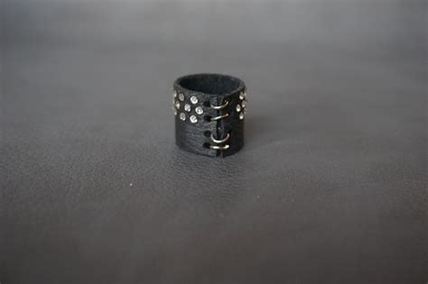 Черное кожаное кольцо с кристаллами Сваровски | Leather ring, Swarovski ...