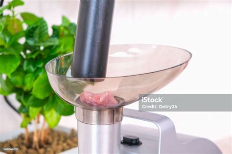 한 남자가 조각 고기를 전기 고기 분쇄기에 넣습니다 다진 쇠고기 미트볼을위한 돼지 고기 갈비 준비 음식에 대한 스톡 사진 및 기타 이미지 Istock