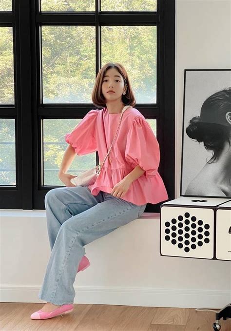 패션엔 기은세 핑크로 기분 업 블라우스에 신발 핑크 깔맞춤 맛집 외출룩