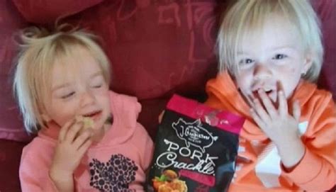 Fetite Gemene Au Pierit Tinandu Se Mana In Timp Ce Mama Lor Incerca Sa