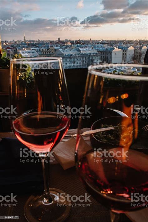 와인 잔을 통해 상단에서 상트 페테르부르크의 도시의 역사적인 부분의 보기 거리에 대한 스톡 사진 및 기타 이미지 거리 건축 관광 Istock