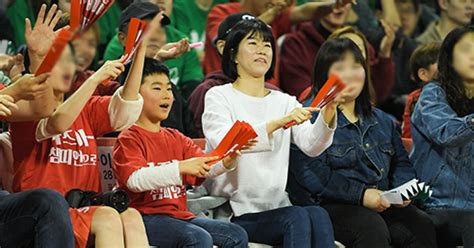 오늘의 한 컷 농구로 뭉친 두 모자 이런 이야기가 더 많아야 하지 않을까요
