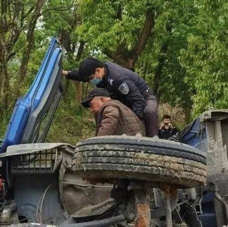 紧急救援贵溪一货车侧翻 河潭镇 塘村 店上