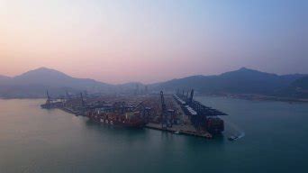 夕阳照耀山海盐田港口集装箱码头7 12 3840x2160 高清视频素材下载 编号 10473821 实拍视频 光厂 Vj师网