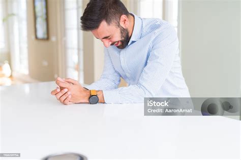 잘생긴 남자는 치아를 보여주는 얼굴에 큰 미소와 함께 쾌활한 미소 긍정적이고 행복한 표정 가정 생활에 대한 스톡 사진 및 기타 이미지 가정 생활 건강한 생활방식