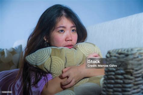 젊은 슬 프 고 우울 아시아 한국 여성 가정 소파 소파 눈물에 절망과 고통 불안 및 우울증 느낌 통증 관계에 외로운 인생 문제 개념 무기력 감정에 대한 스톡 사진 및 기타