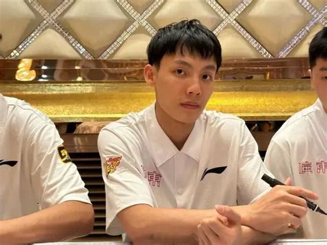 广东男篮出征仪式：徐杰and黄荣奇手牵手抢镜 胡明轩寸头压迫感十足