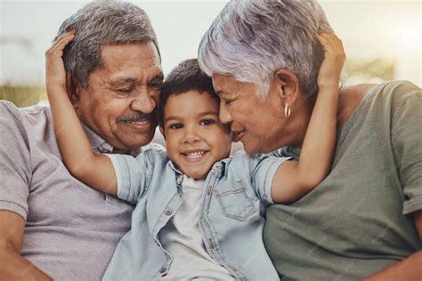 Retrato Familiar Y Niño Con Abuelos En Un Abrazo De Sala De Estar Y