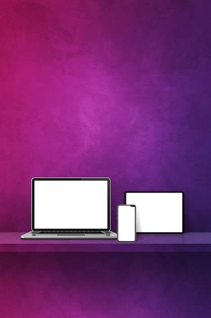 보라색 벽 선반 세로 배경에 노트북 휴대 전화 및 디지털 태블릿 Pc 프리미엄 사진