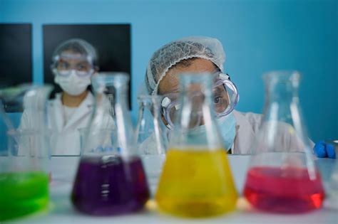 과학자들은 식물 기반 의약품을 연구합니다 천연 유기 추출 및 유리 제품의 과학은 대체 한약 스킨 케어 미용 제품을 만들기 위해 실험실 개념 및 개발 14 15 살에 대한