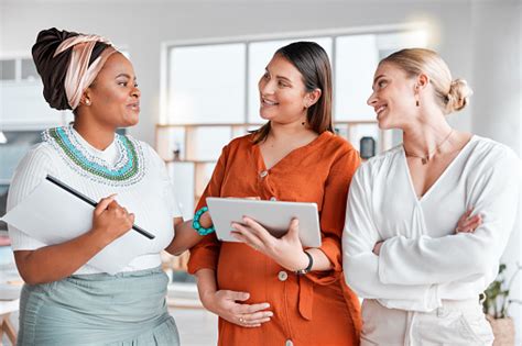 계획 태블릿 및 비즈니스 사람들 그룹과의 네트워킹 연구 광고 및 판매 디지털 마케팅 다양성 인터넷 및 전략을위한 여성과 함께하는 웹 사이트 및 기술 다민족 그룹에 대한 스톡