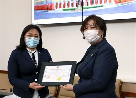 МУИС ийн дөрвөн хөтөлбөр магадлан итгэмжлэгдэж гэрчилгээгээ гардан… Монгол Улсын Их Сургууль