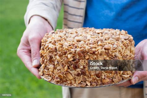 분쇄 설탕 코팅 설탕 코팅 캐러멜화 아몬드로 완성 된 너트 비스킷 케이크를 들고 있는 Mans 핸드 갈색에 대한 스톡 사진 및 기타 이미지 Istock