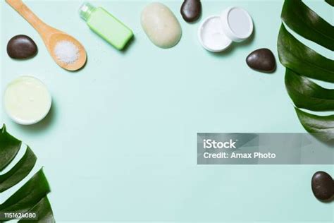 흰색 수건 크림 항아리 녹색 잎과 대나무 파스텔 배경에 아보카도의 평면 누워 및 평면도 스파 트리트먼트 용 제품 플랫 레이에 대한 스톡 사진 및 기타 이미지 Istock