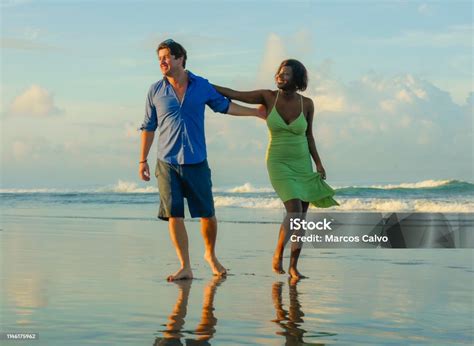 젊은 행복 하 고 매력적인 혼합 인종 커플 흑인 아프리카계 미국인 민족 여자와 화이트 남자 산책 아름 다운 해변에서 편안 하 게 여러 인종 사랑 관계와 다양성 2명에 대한