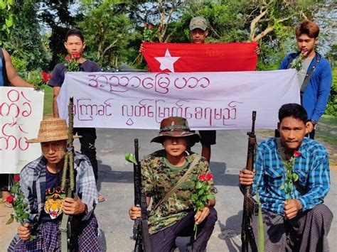 ခင်ဦးတွင် ဒေါ်အောင်ဆန်းစုကြည် မွေးနေ့အကြိုအဖြစ် တော်လှန်ရေးရဲဘော်များ စုပေါင်း ဆန္ဒပြ Khit