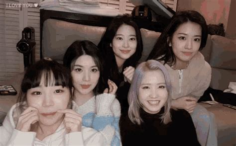 Izone Kwon Eunbi  Izone Kwon Eunbi Kim Chaewon Откриване и споделяне на  файлове