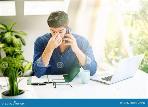 Empresario Haciendo Una Llamada De Negocios Y Teniendo Un Dolor En La