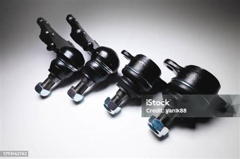 Suv의 전면 서스펜션을 위한 새로운 예비 부품 세트 흑백 배경에 대조되는 빛의 4 볼 조인트 차에 대한 스톡 사진 및 기타 이미지 Istock