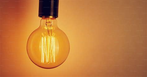 복사 공간이 있는 주황색 배경에 빈티지 전구 빛나는 에디슨 전구 사진 Unsplash의 기술 이미지