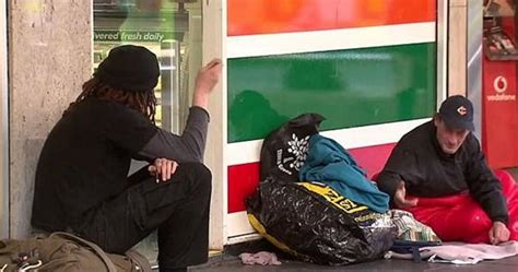 兒子貪戀街頭不願回家，母親每周乘飛機看望 每日頭條