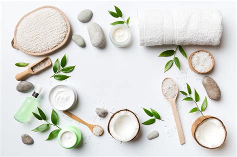 코코넛 오일 항아리와 컬러 배경에 화장품 크림이 들어간 코코넛 상단 보기 텍스트를위한 여유 공간 천연 스파 코코넛 화장품 및 유기농 트리트먼트 컨셉 코코넛 스파 조성물 음식