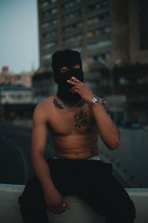 담배 담배를 피우는 담배를 피우다 수녀복 앉아 있는 여성 중독에 관한 무료 스톡 사진